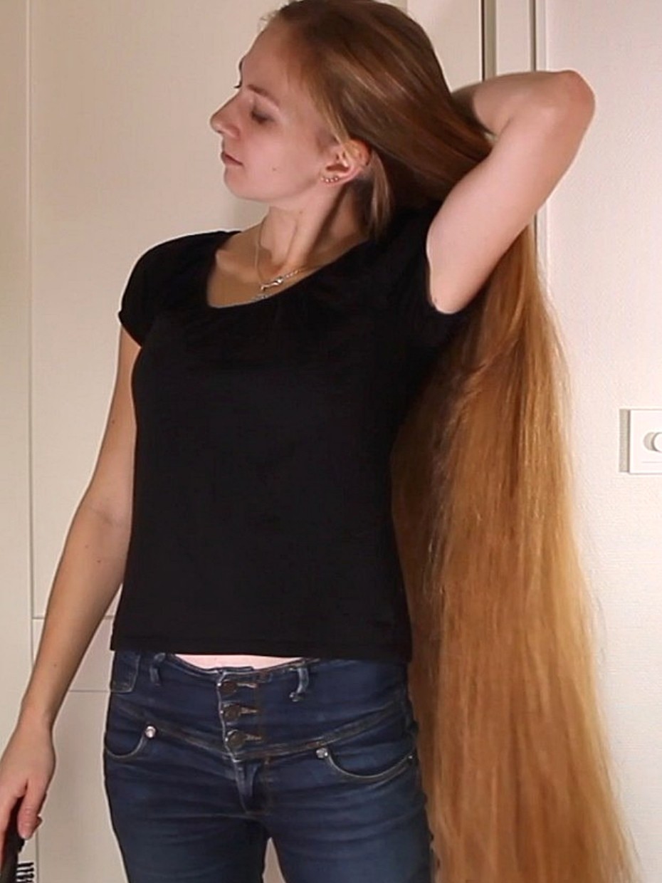 VIDEO - Her hair is so heavy!