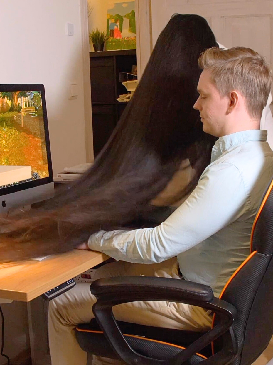VIDEO - Super long haired gamer