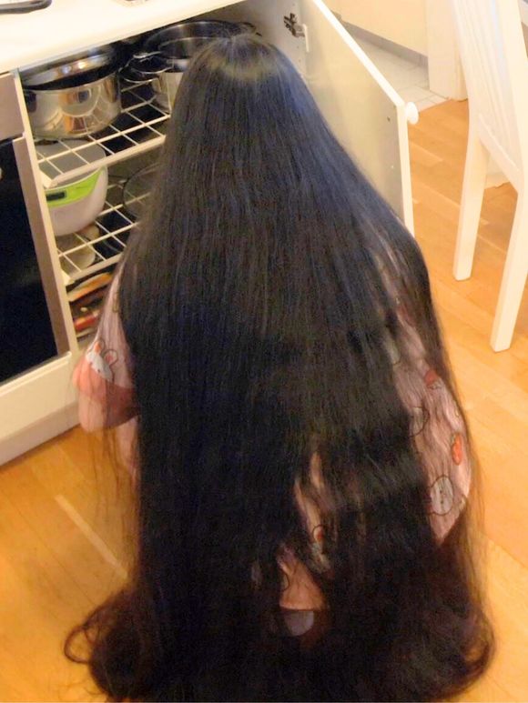 VIDEO - Extremely long hair by the stairs
