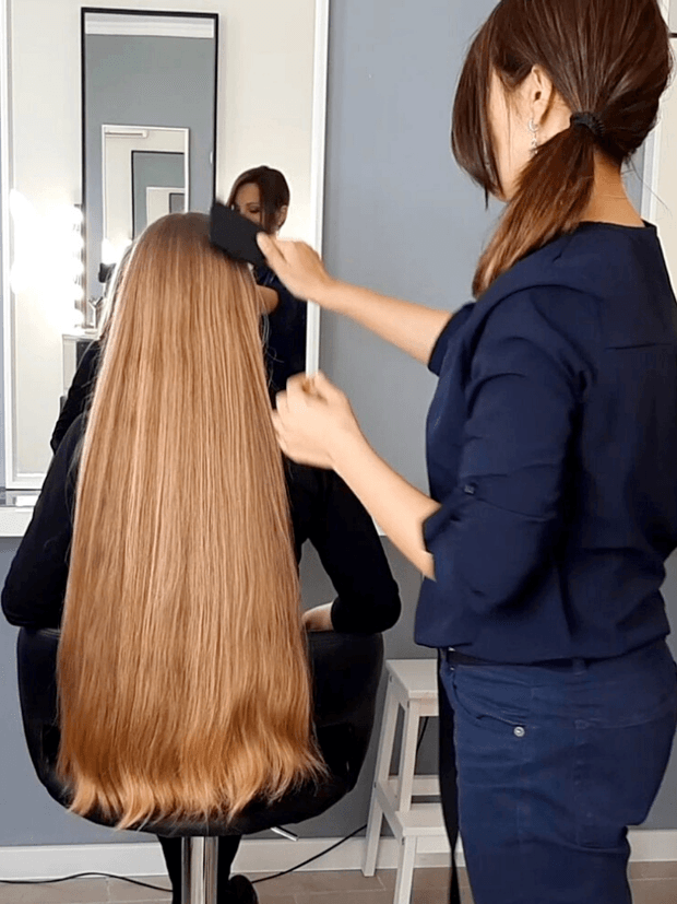 VIDEO - Super shiny long hair on a chair