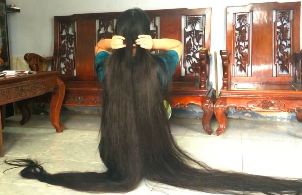 VIDEO - The silky hair duo