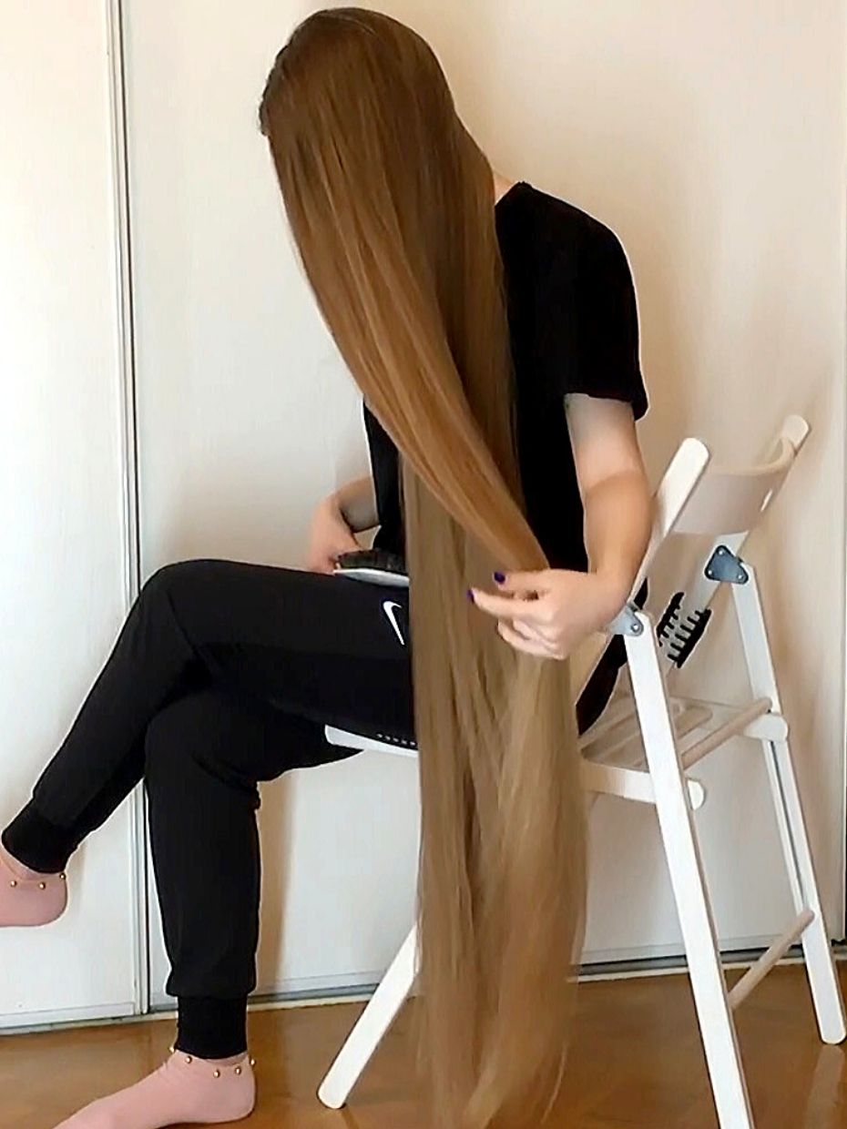 VIDEO - Thick sofa hair play