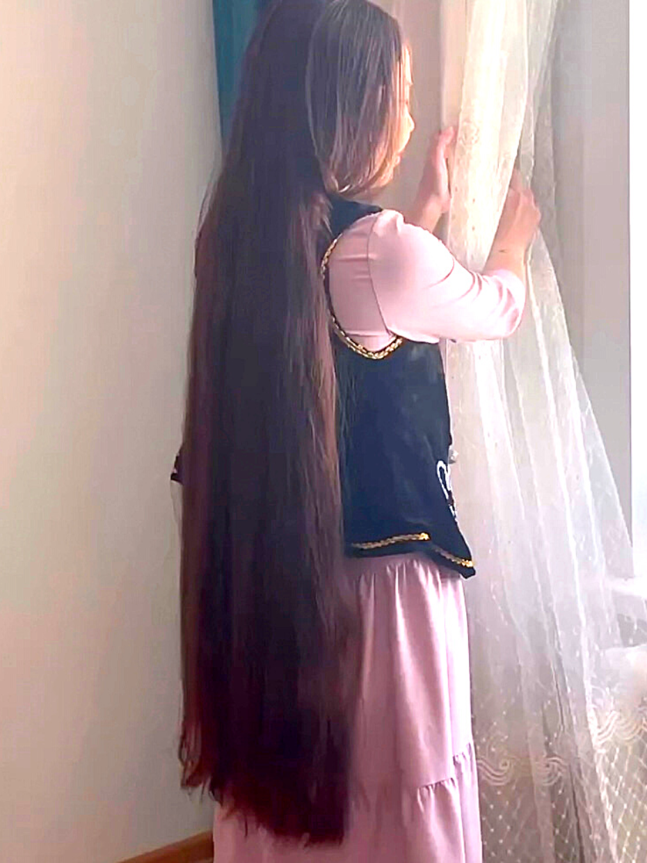 VIDEO - Ultra long hair covering extreme edition