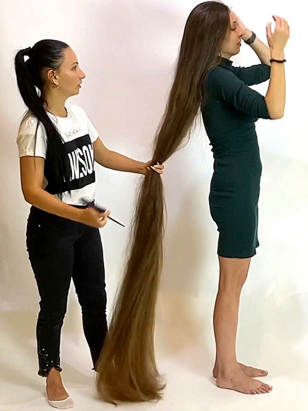 VIDEO - Enjoying floor length hair