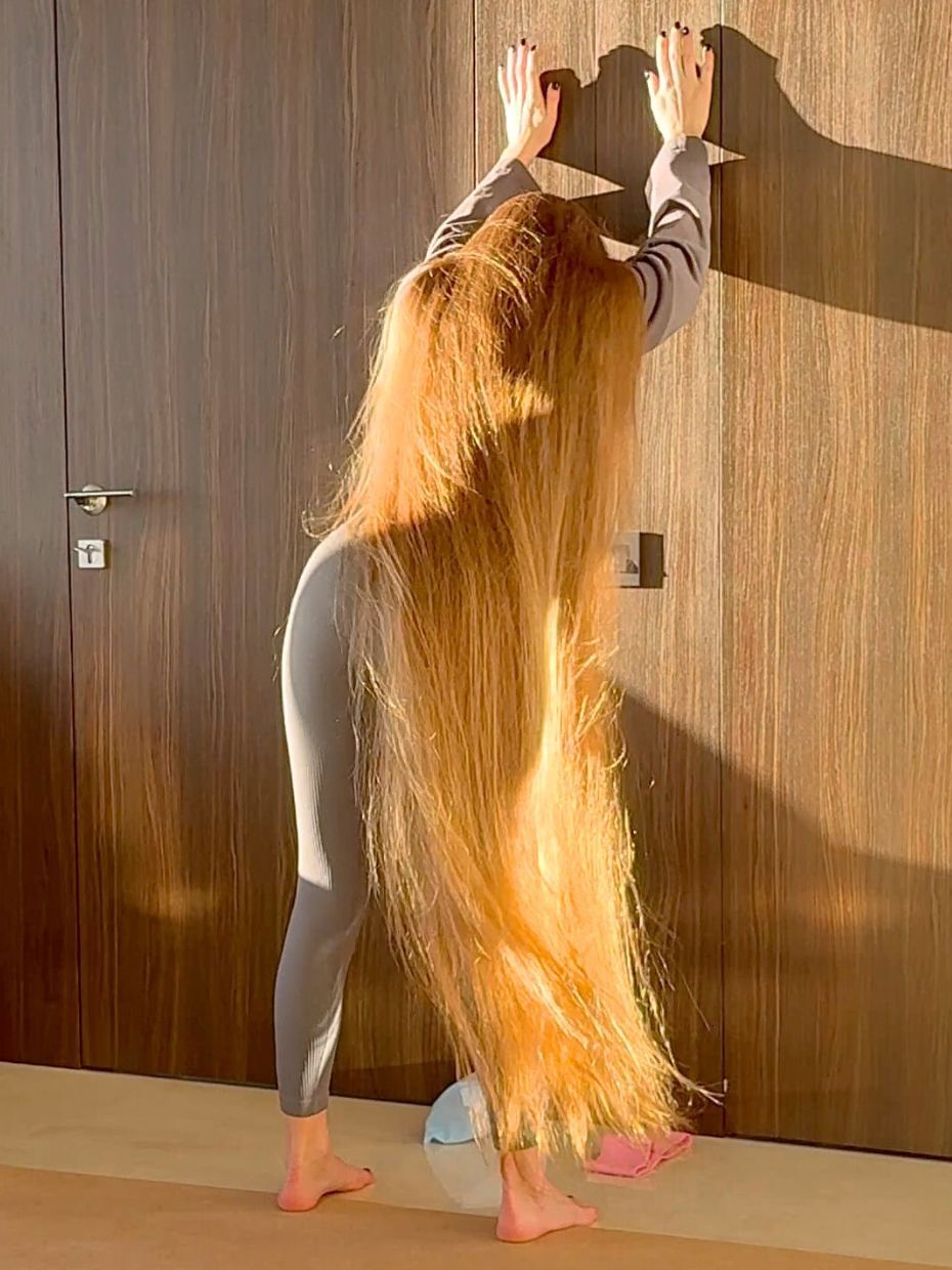 VIDEO - Silky, soft floor length hair workout (part 2)