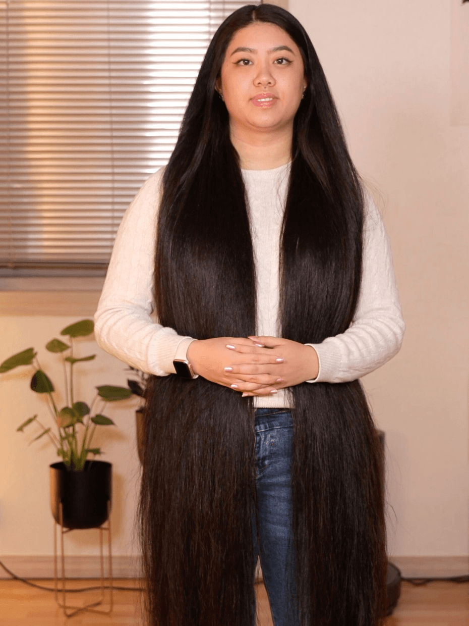 VIDEO - A tech reviewer with ankle length hair