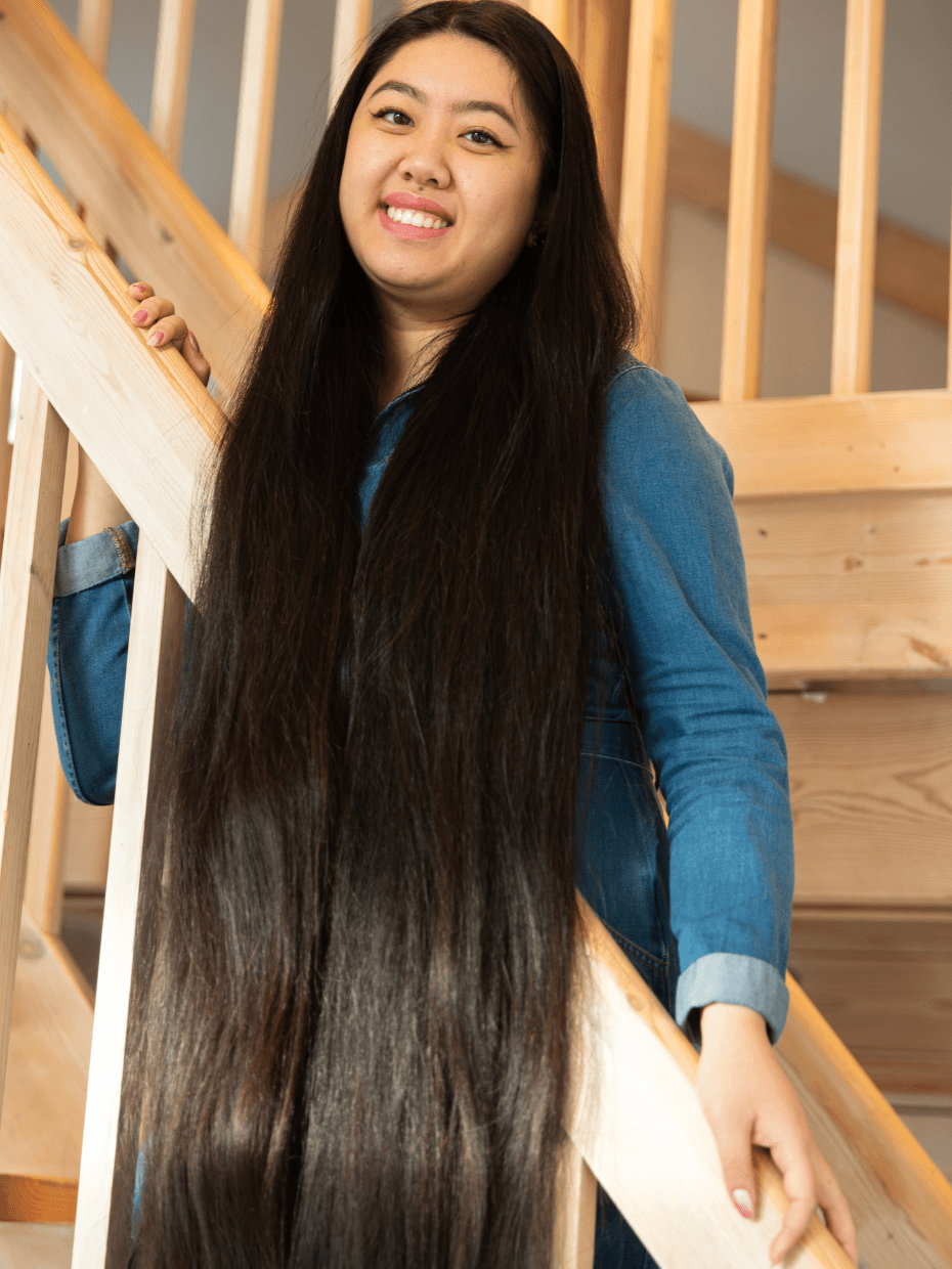 VIDEO - 100 inches of hair!