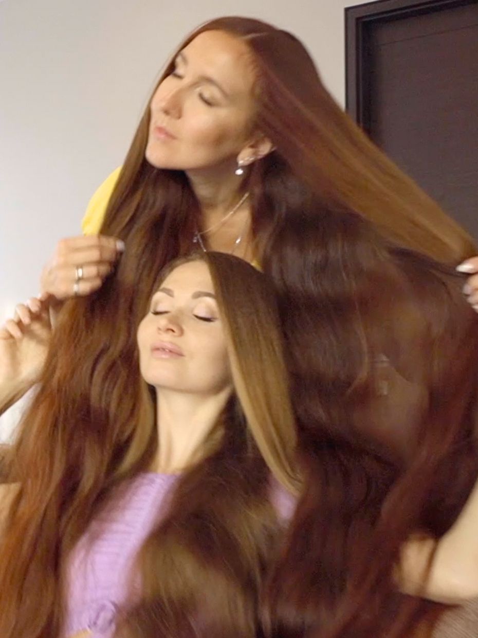 VIDEO - Julia's unbelievable hair play