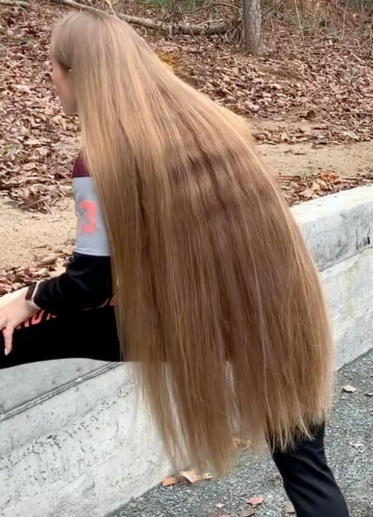 VIDEO - Blonde Rapunzel working out