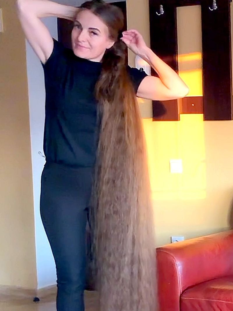 VIDEO - Looking up at beautiful Rapunzel