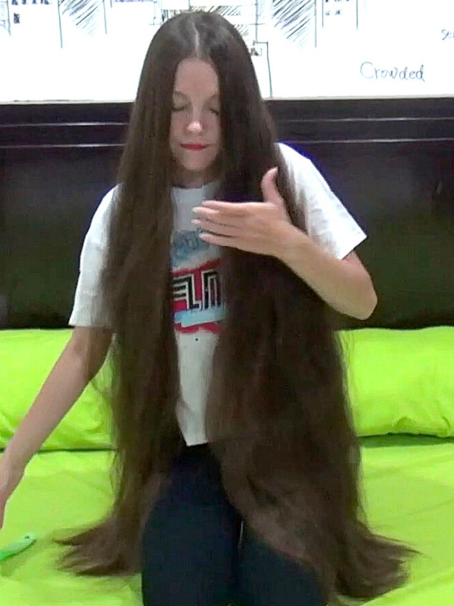 VIDEO - A young woman with a passion for extreme hair lengths