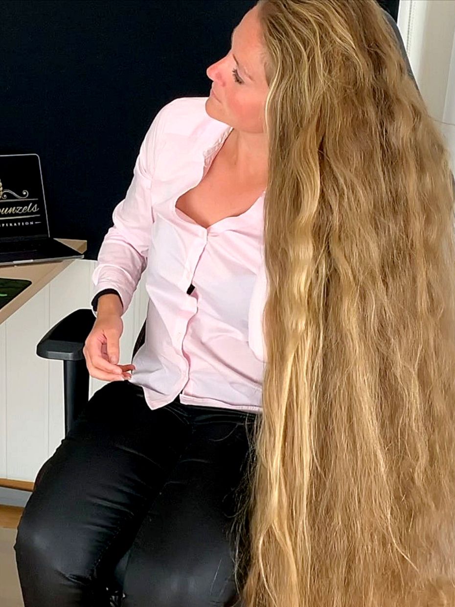 VIDEO - Ultra long hair covering extreme edition