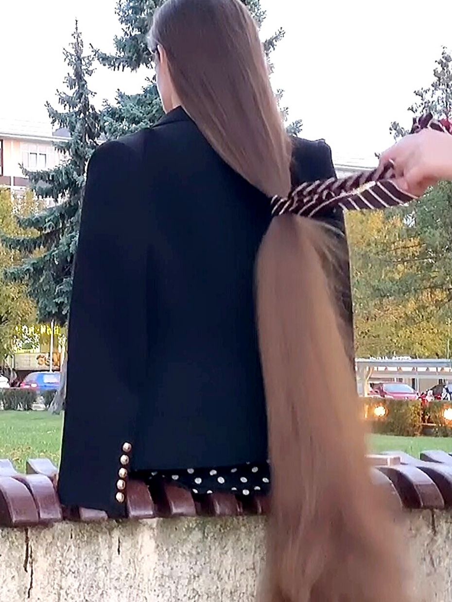 VIDEO - Massive mane brushing and hair play by friend