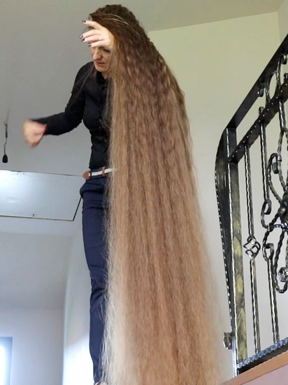 VIDEO - Her hair is longer than the stairs