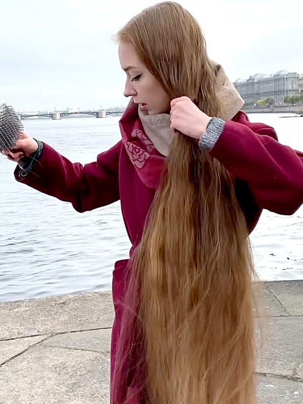 VIDEO - Rapunzel's red coat