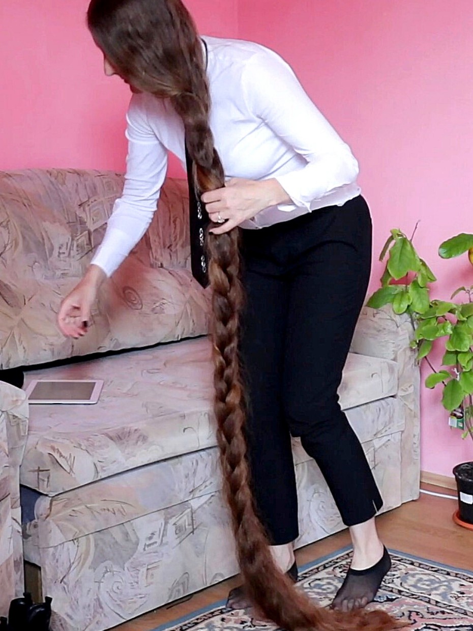 VIDEO - CEO with super long and thick hair