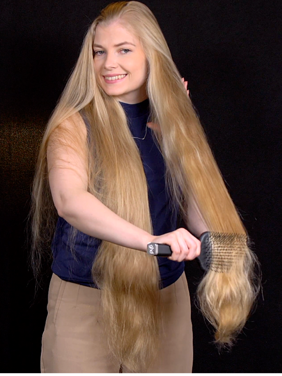 VIDEO - Tanya's hair play by her friend