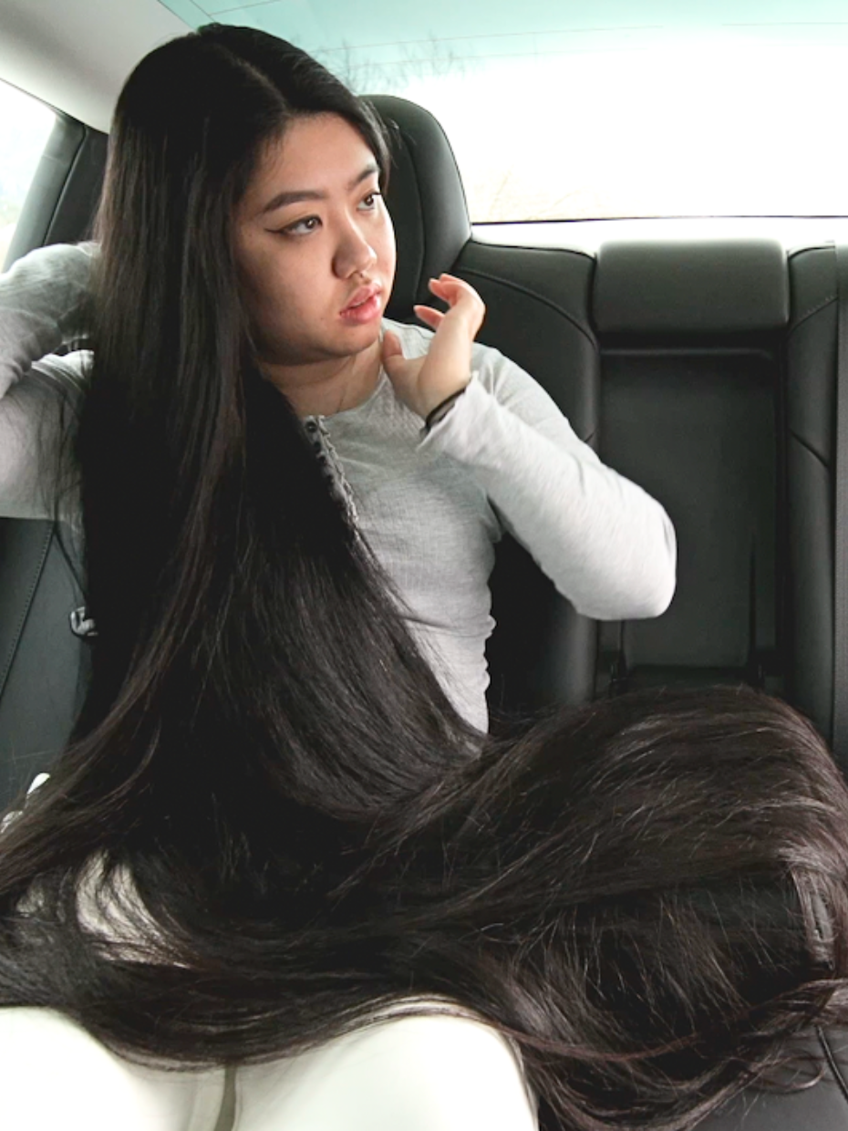 VIDEO - Rapunzel's soft hair by the pool