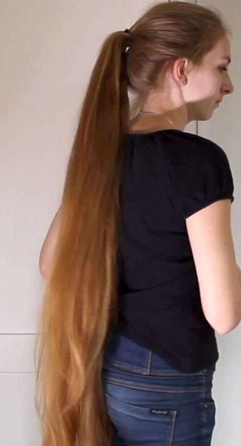 VIDEO - Her hair is so heavy!