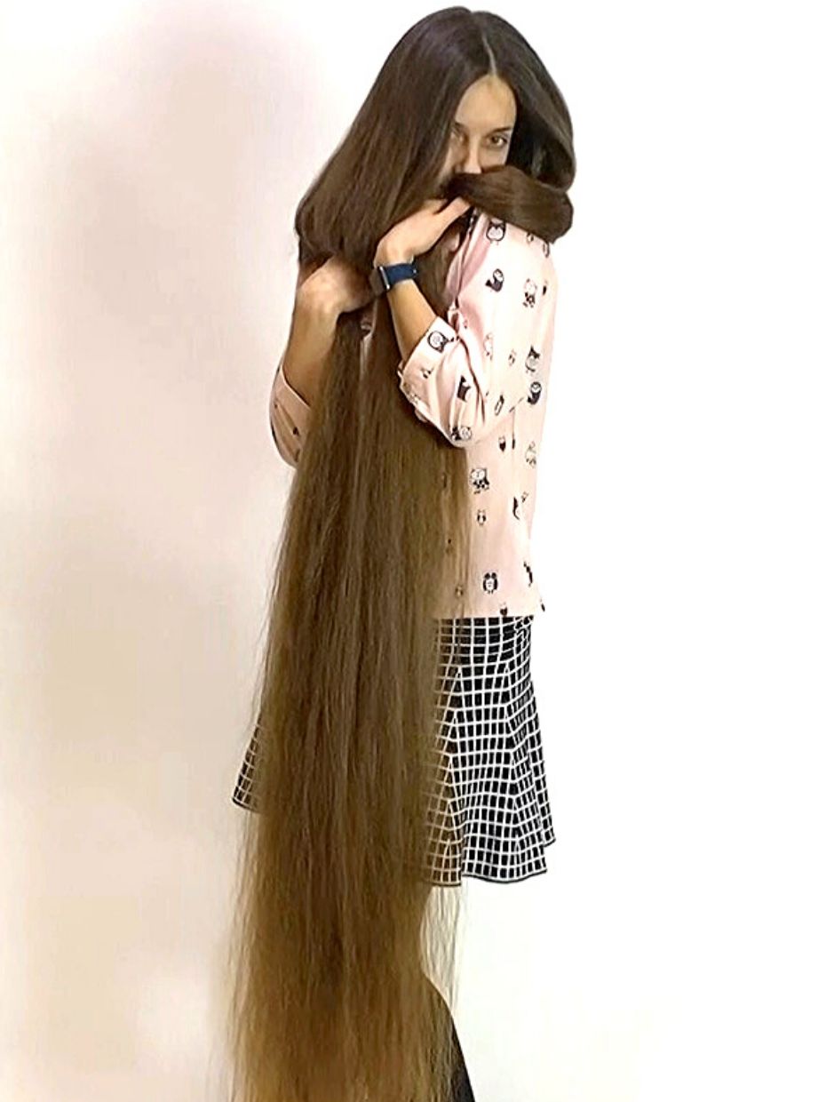 VIDEO - Genevieve's heavy hair in front of her face