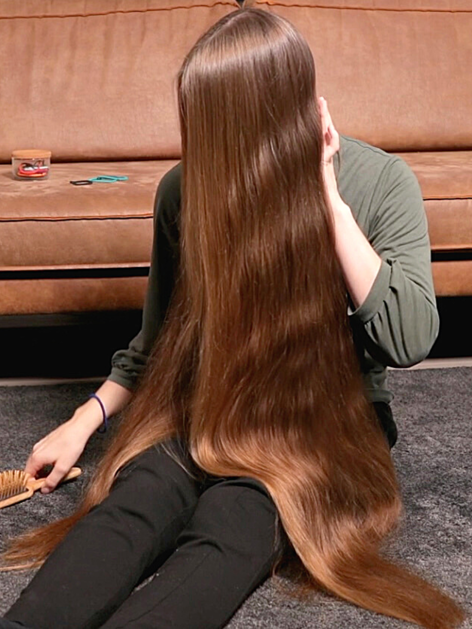 VIDEO - Blonde Rapunzel working out 2