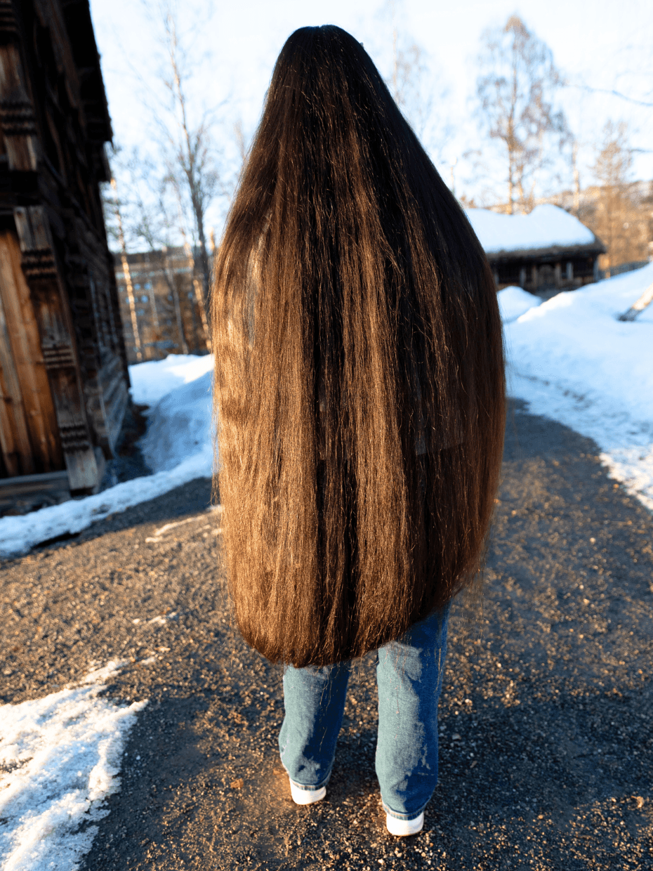 VIDEO - Way beyond floor length hair