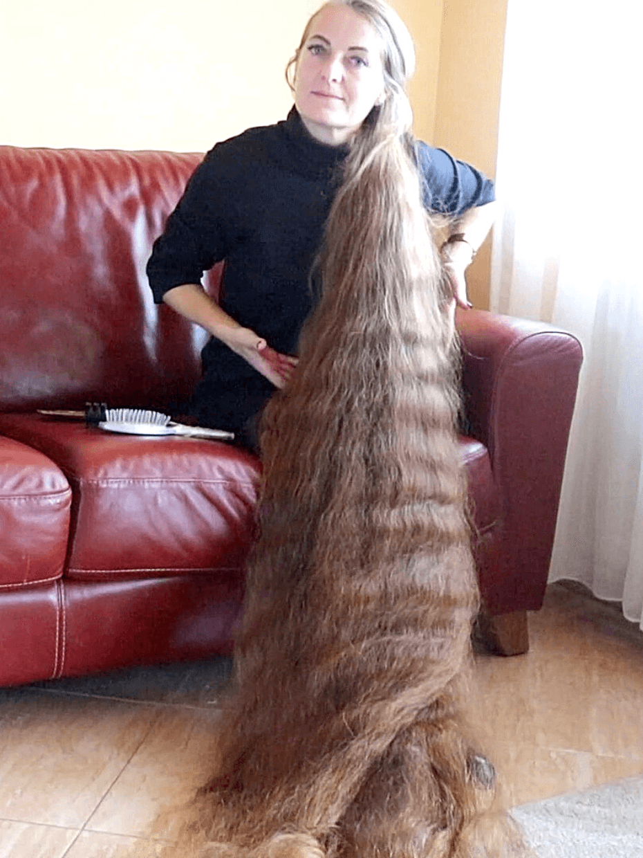 VIDEO - CEO with super long and thick hair