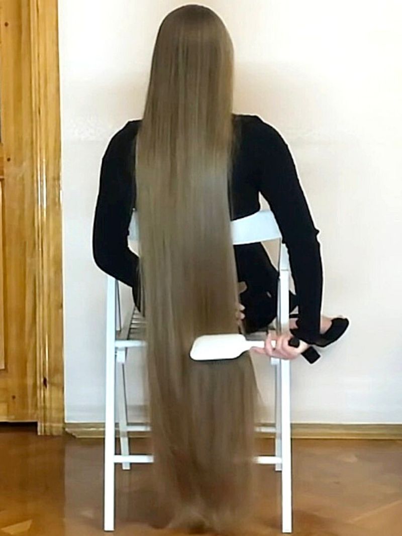 VIDEO - Knee length hair model reacts to long hair play