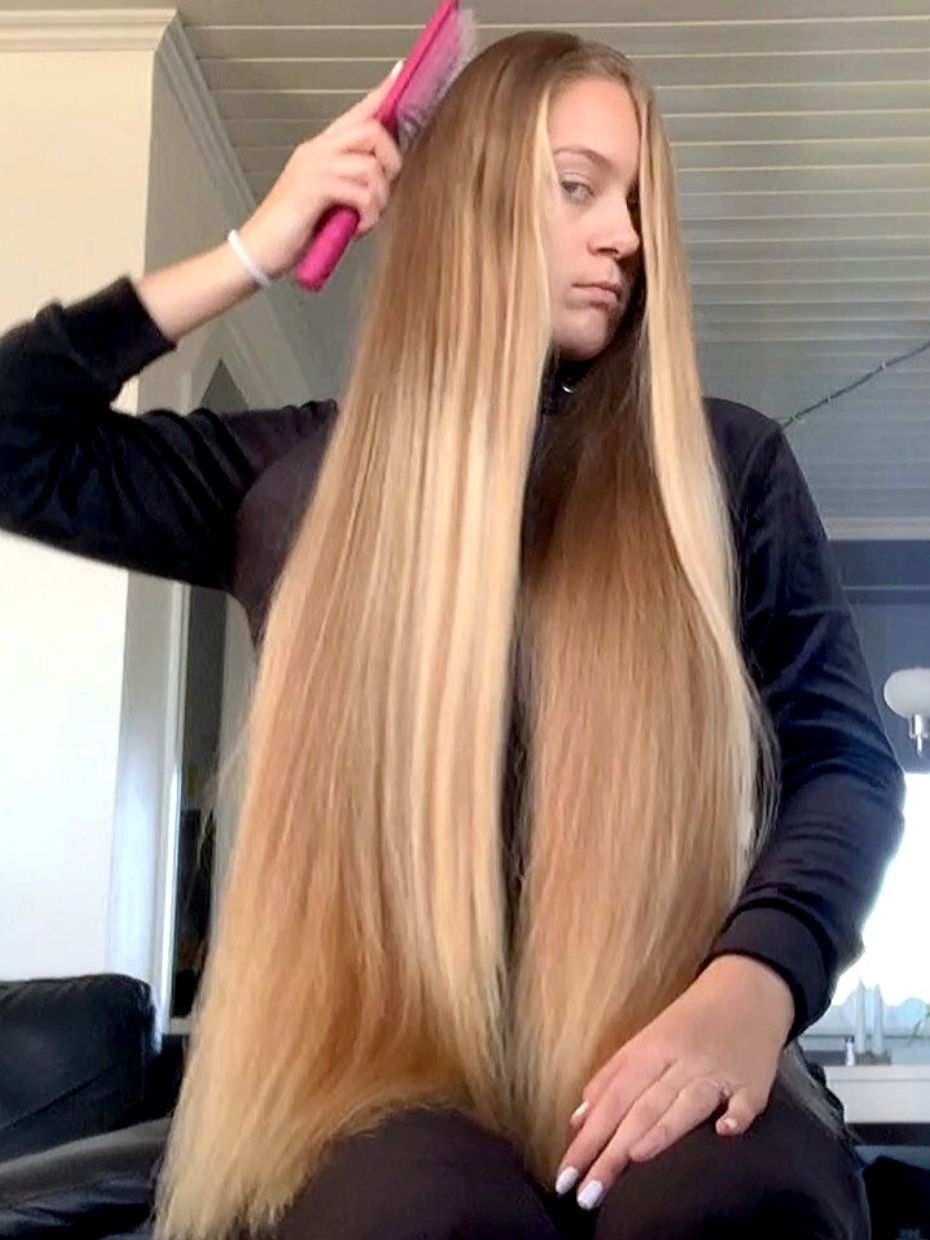 VIDEO - Extreme long hair display in sofa
