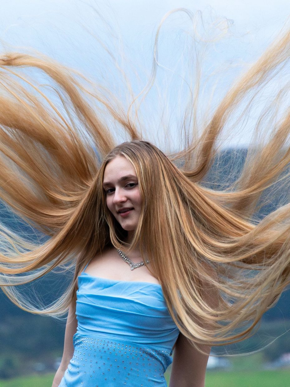 VIDEO - Girl with super long hair exercising on treadmill
