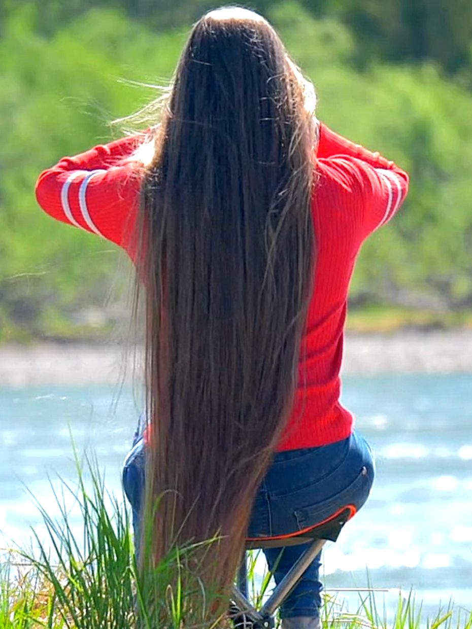 VIDEO - Beautiful and creative long hair play and disp