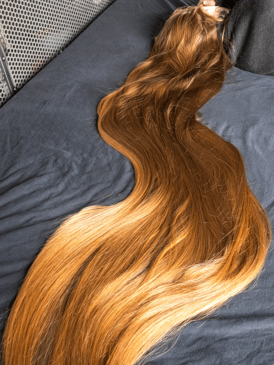 VIDEO - Extremely long hair on the table