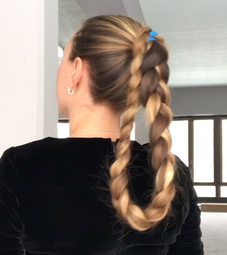 VIDEO - Extreme hair length is her passion