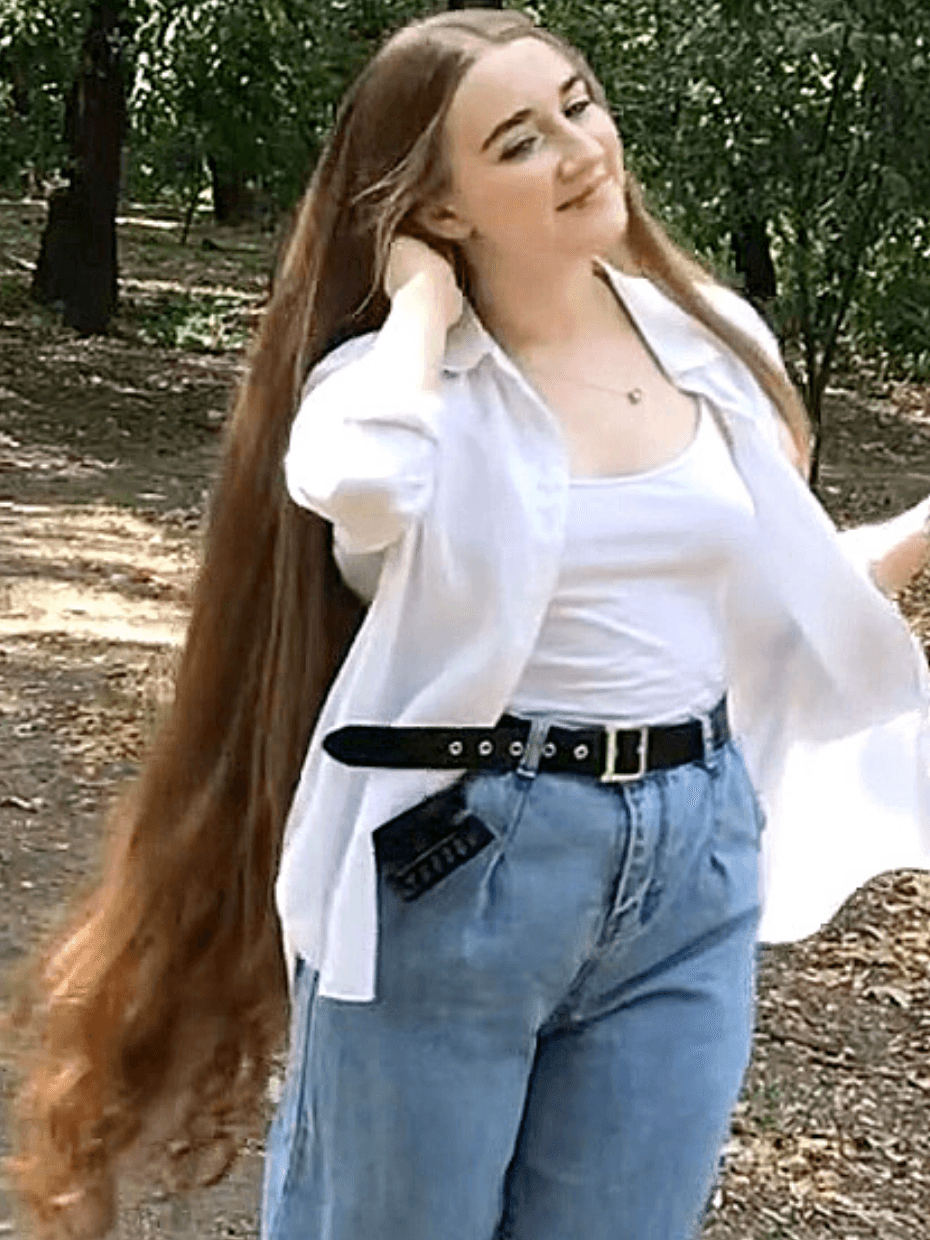 VIDEO - Rapunzel's curly hair in the forest