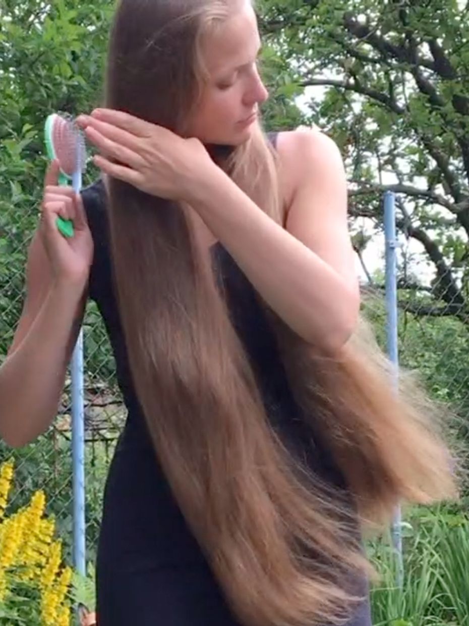 VIDEO - Massive mane brushing and hair play by friend