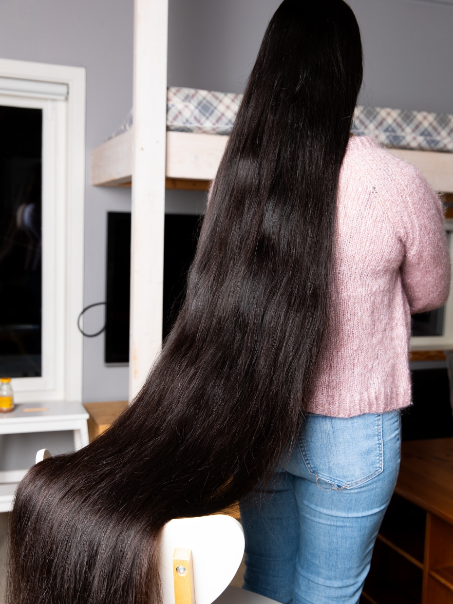VIDEO - Extreme floor length hair perfection
