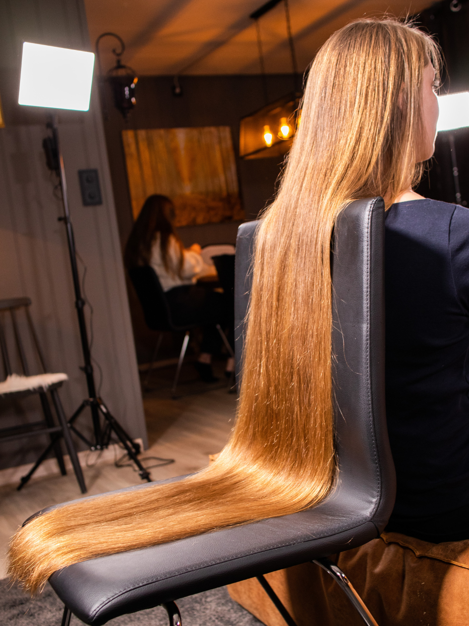 VIDEO - Floor length hidden hair