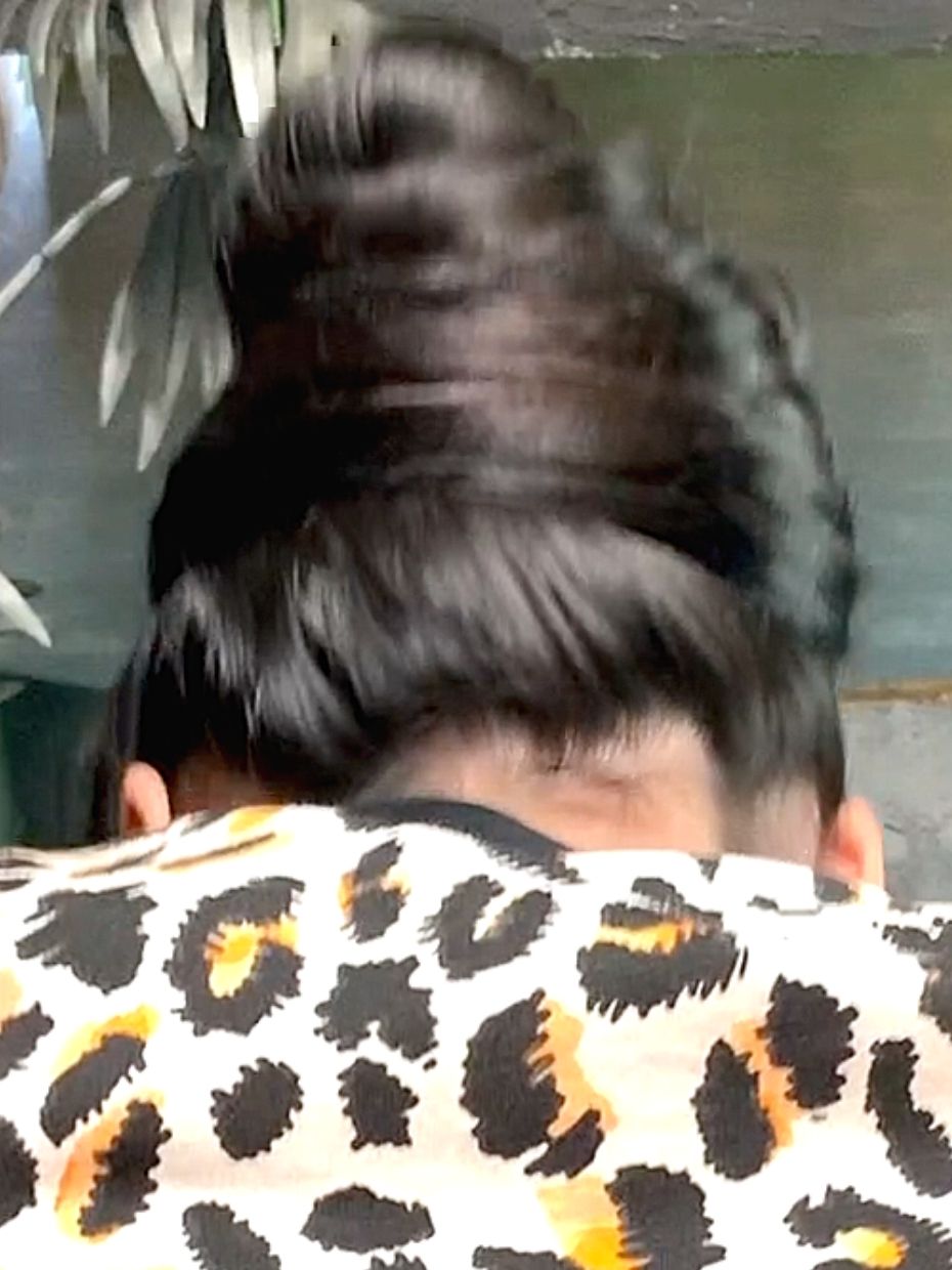 VIDEO - Mila's hair as a weapon vs. the camera