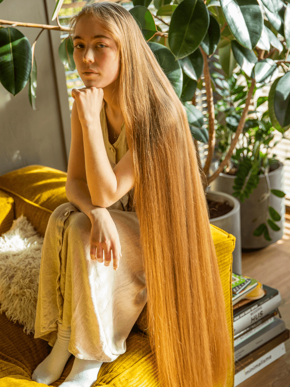 VIDEO - Young Rapunzel working out with floor length hair