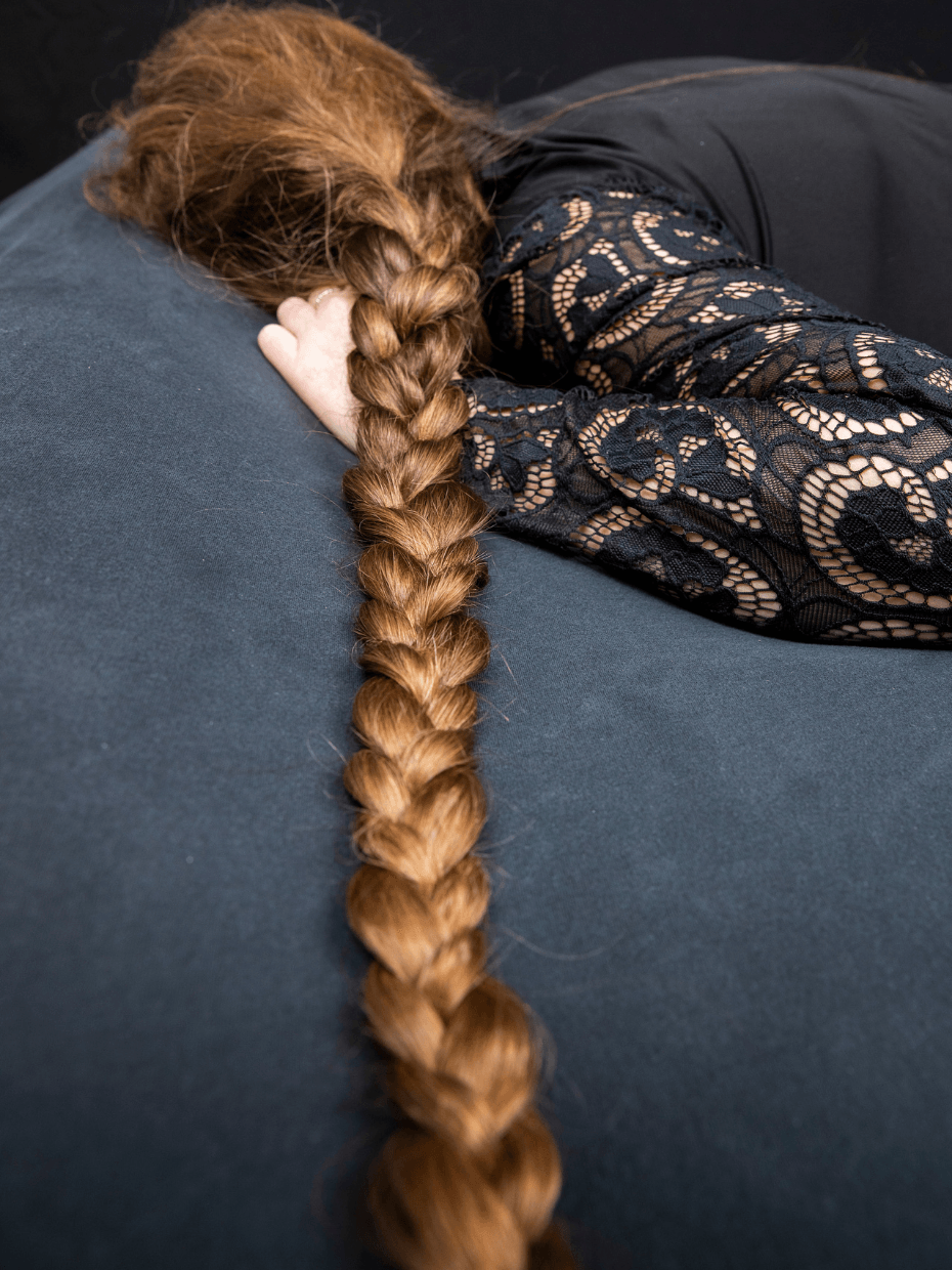 VIDEO - Very long red hair