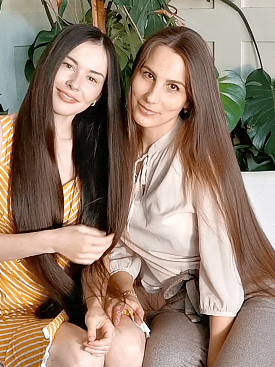 VIDEO - The elegant long hair duo in the sofa