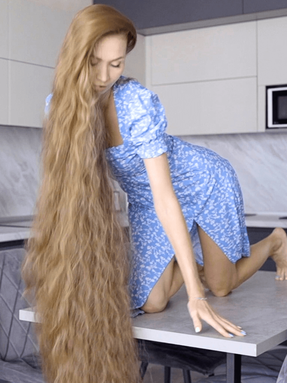 VIDEO - Extremely soft hair play