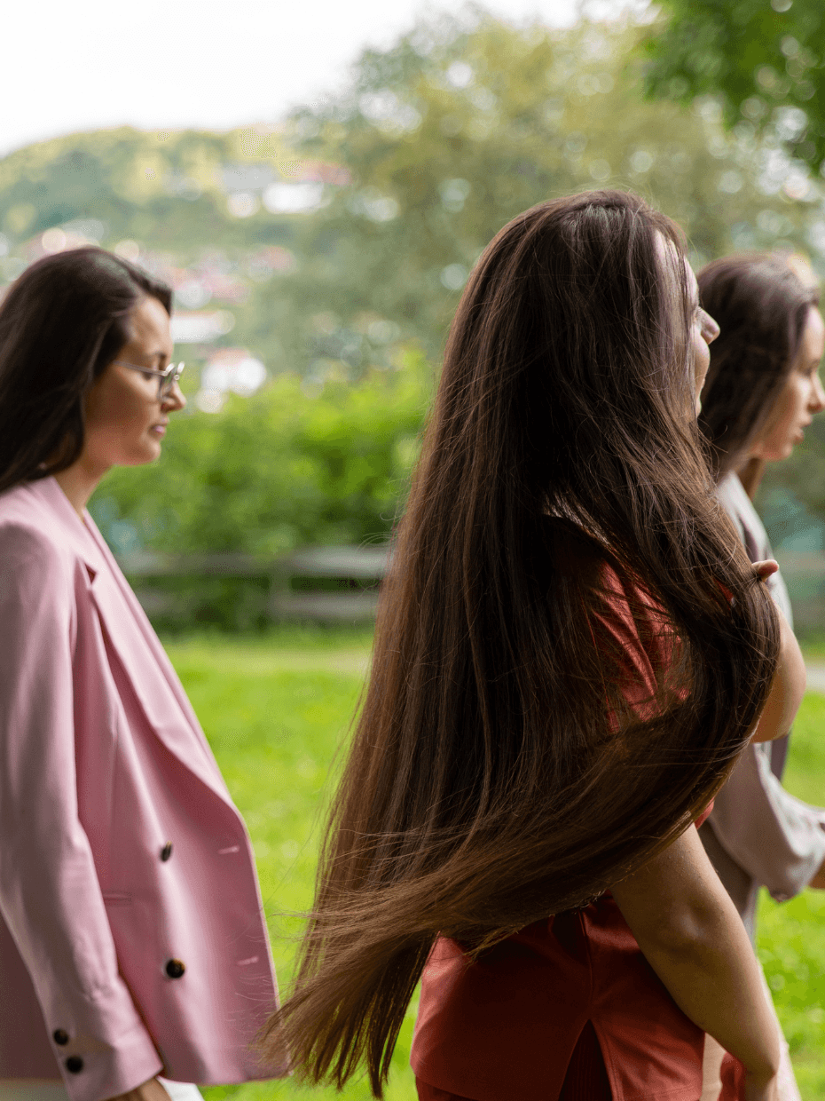 PHOTO SET - An extreme hair lady in her lap photoshoot