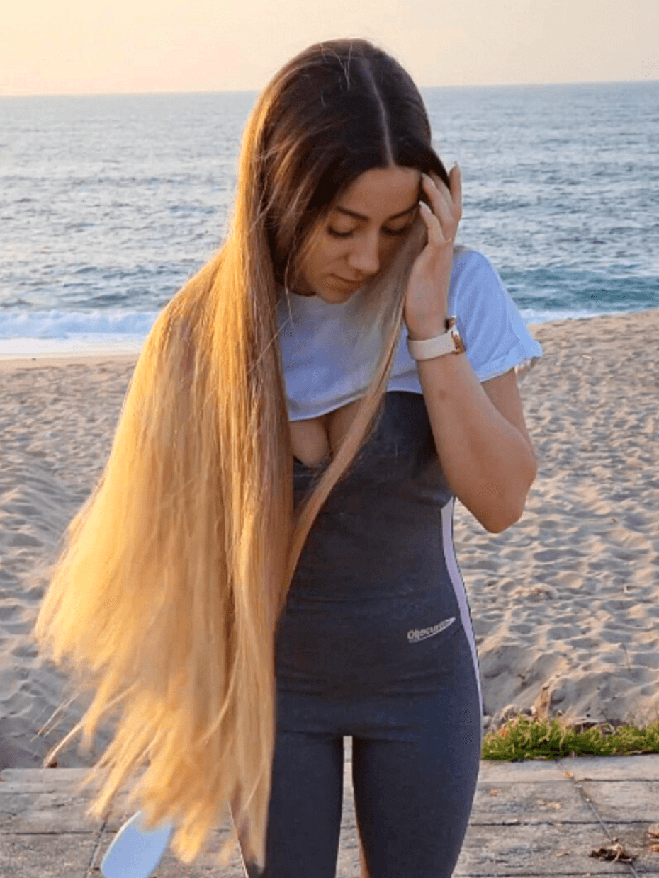 PHONE VIDEO - Natacha's hair display and workout outdoor