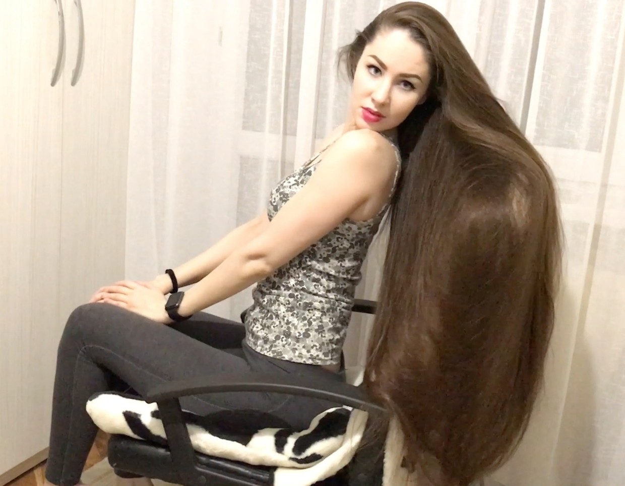 VIDEO - Amazing long hair chair play