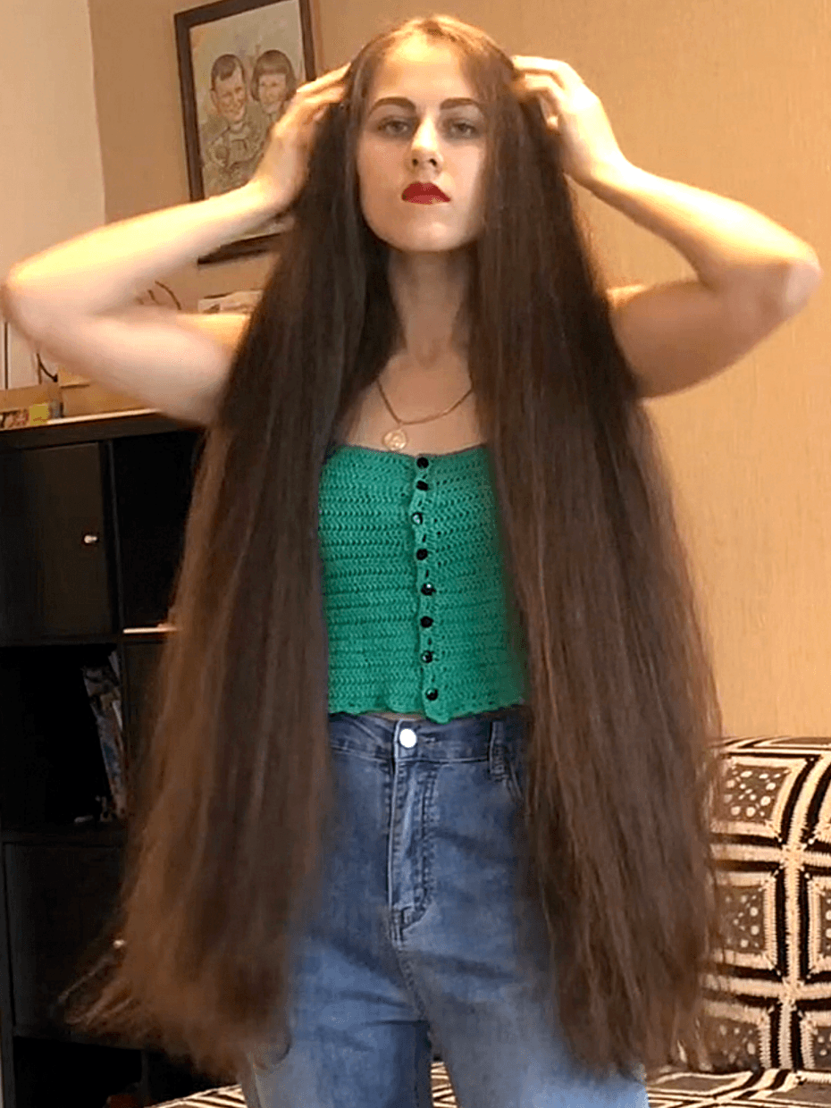 VIDEO - Extreme long hair display in sofa