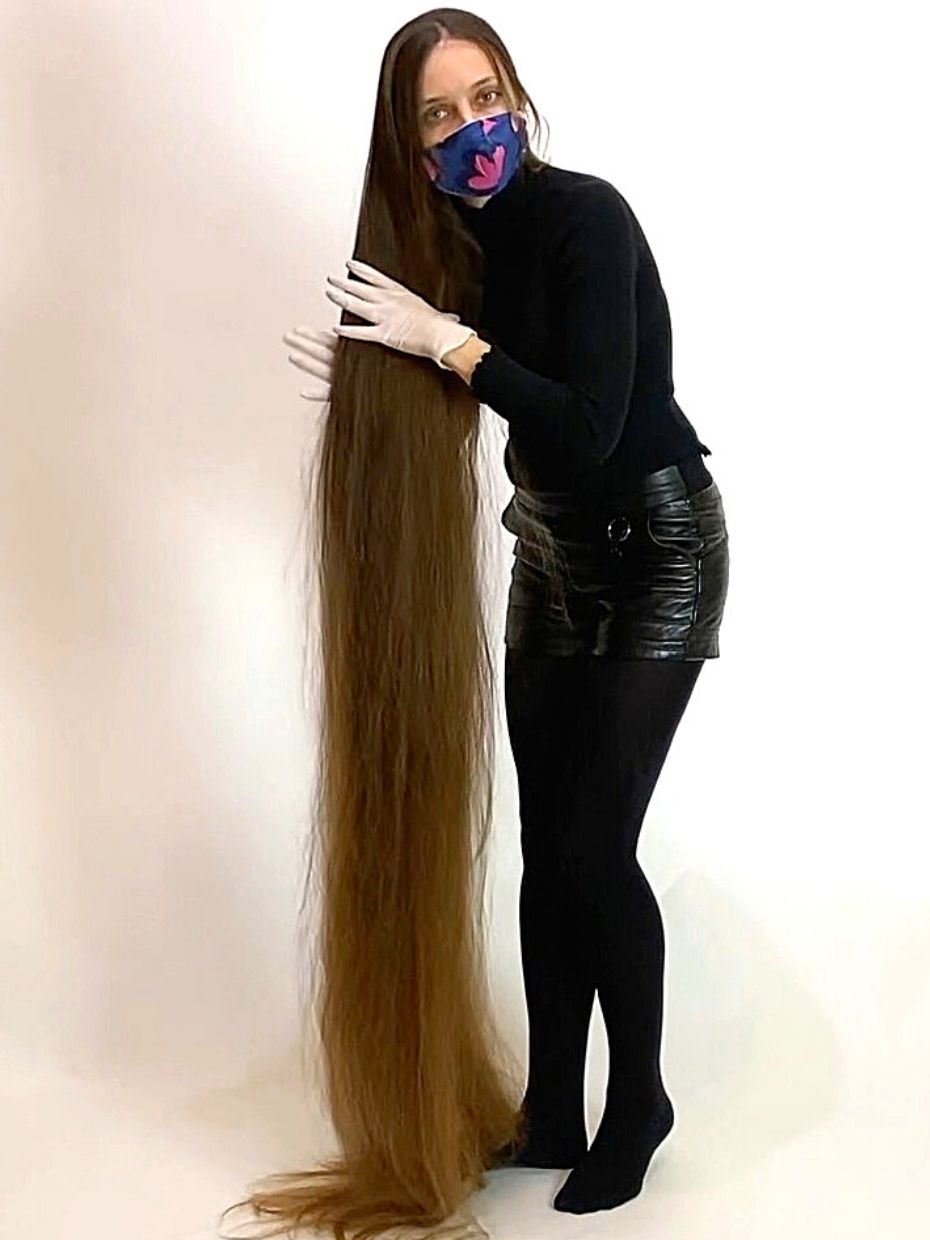 VIDEO - Tina's long hair smelling and covering