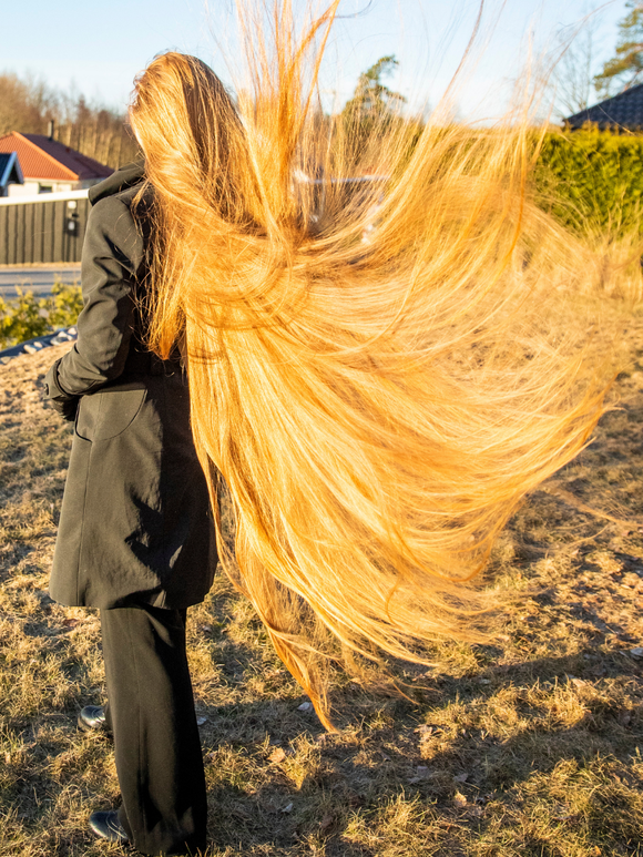 VIDEO - Massive ponytails in nature