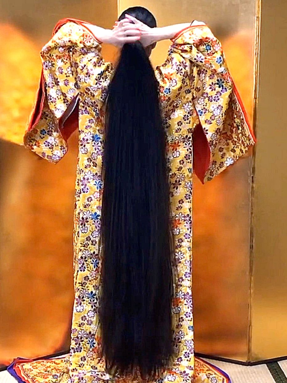 VIDEO - Extreme ponytail play and display (part 1)