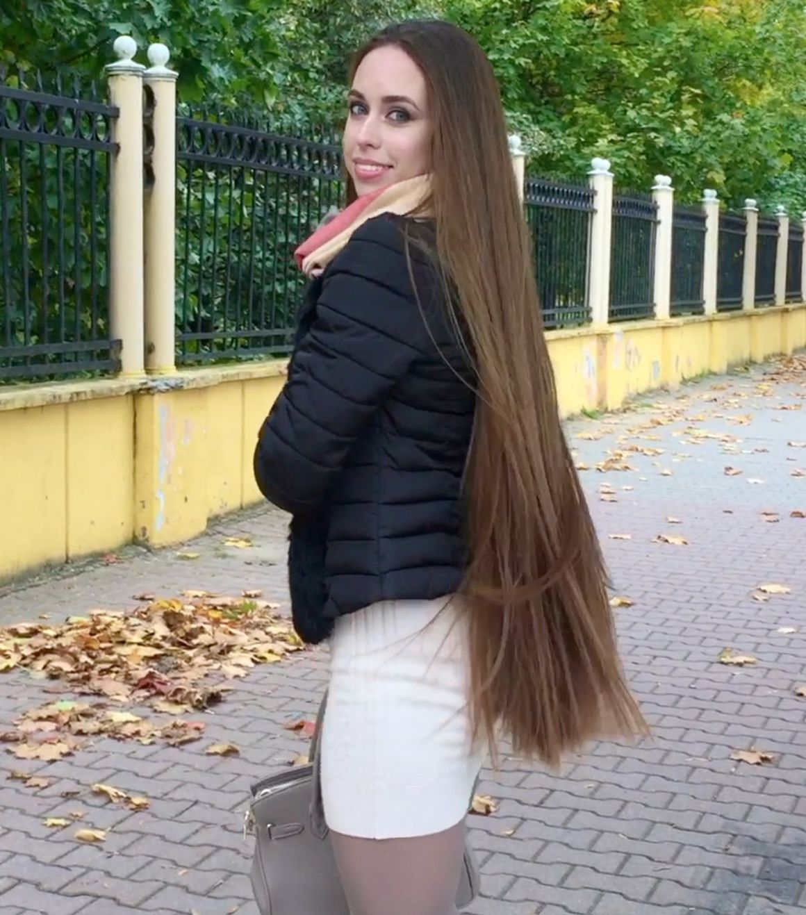 VIDEO - Extreme long hair display in sofa